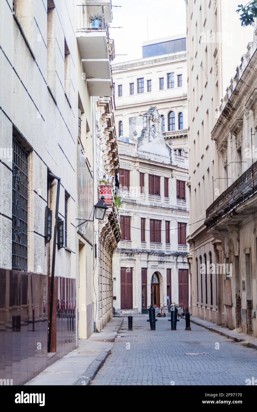 Old havana alley hi-res stock photography and images - Alamy