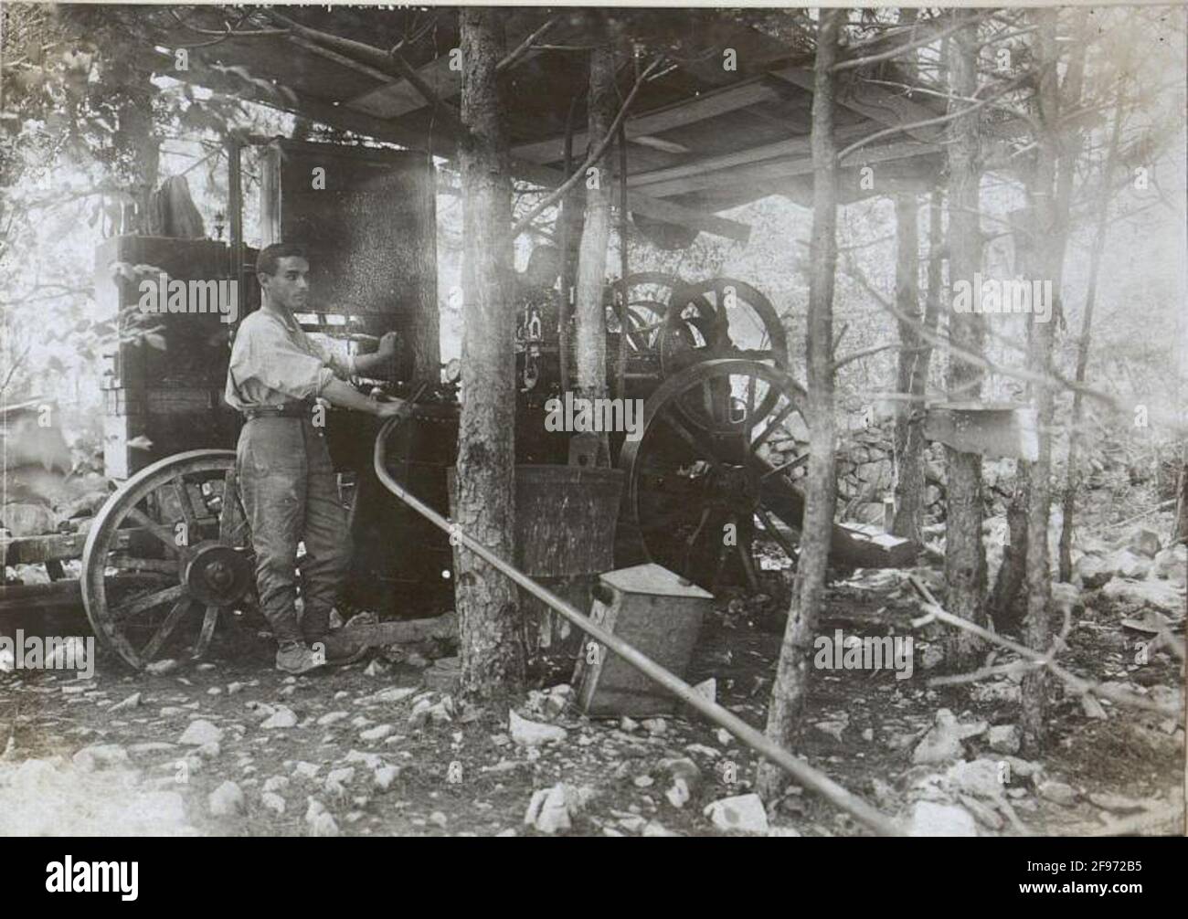 Petrol engine for farming the hammering hammer to cavern construction ...