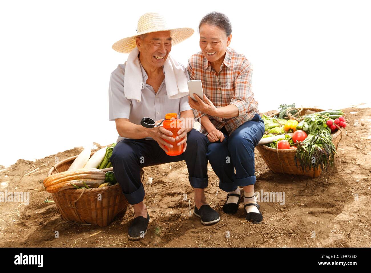 Peasant couple sat in the farm see a mobile phone Stock Photo - Alamy