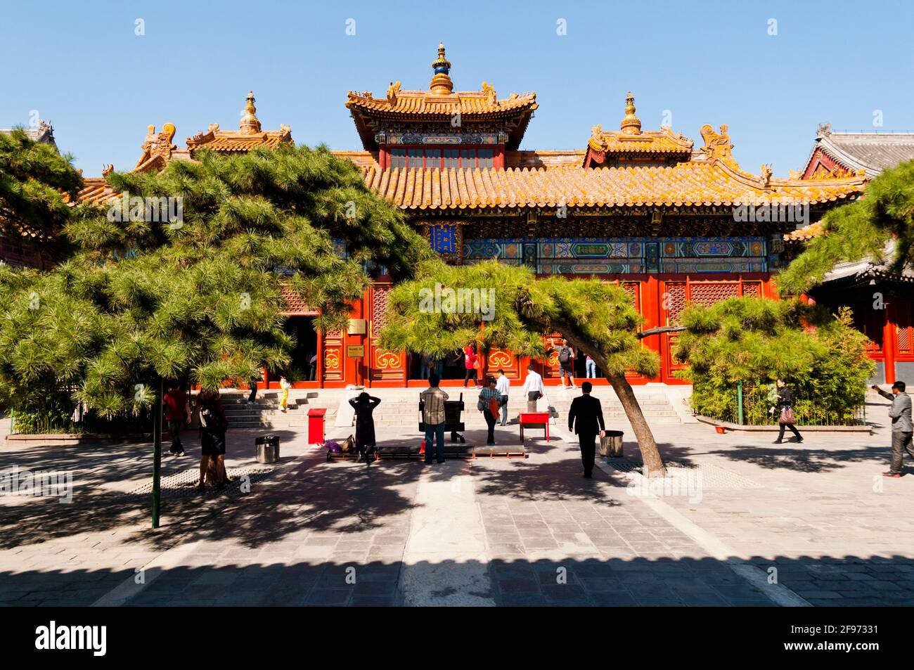 Chinese praying in the Lama Temple Stock Photo - Alamy