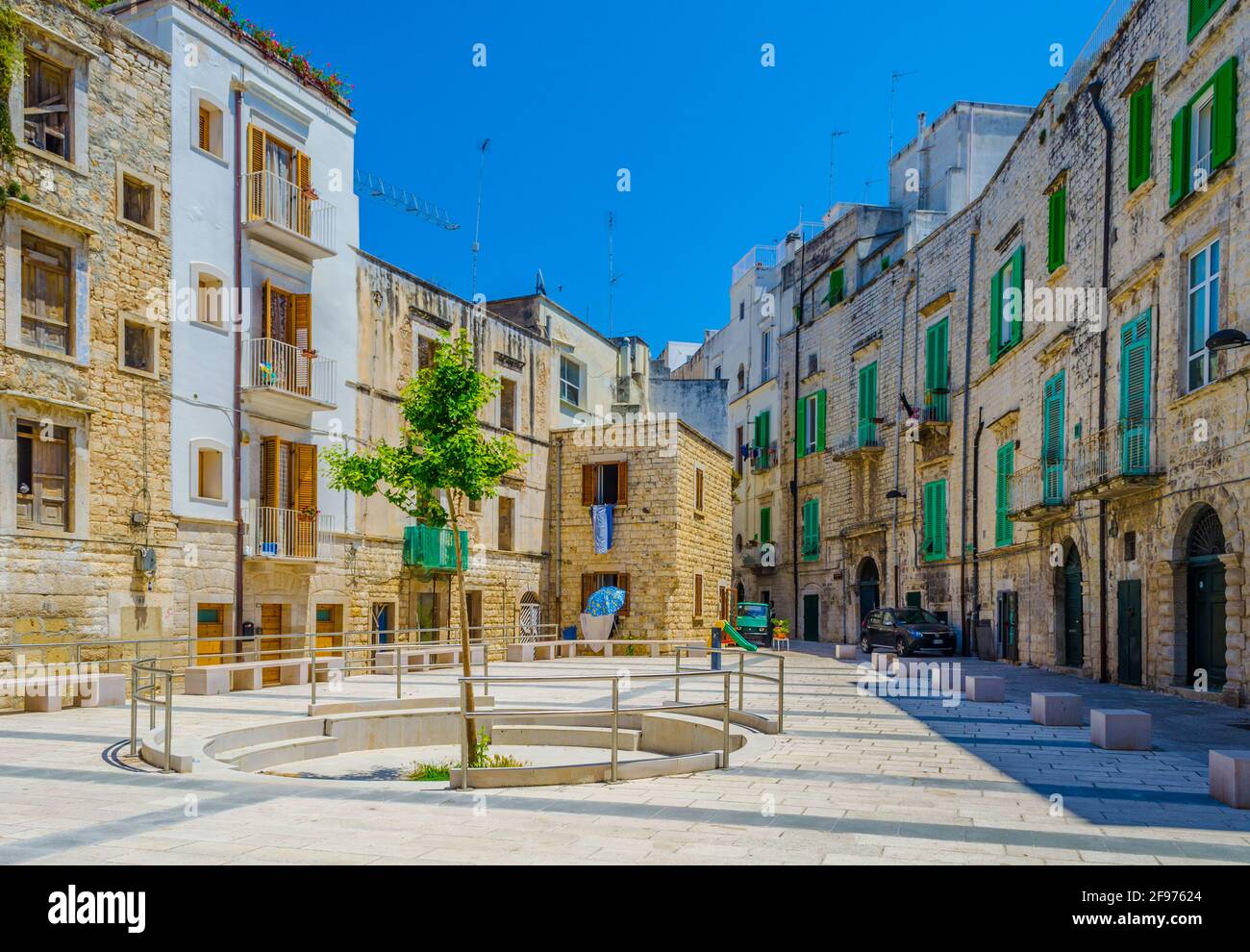 Small town square hi-res stock photography and images - Alamy