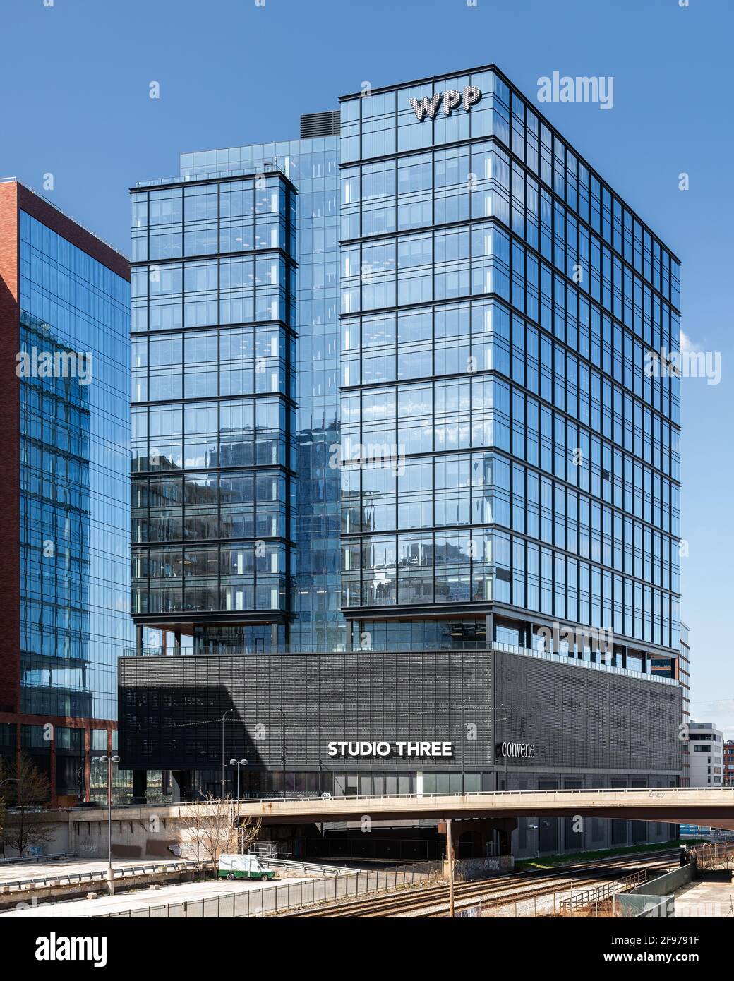 Chicago west loop office tower hi-res stock photography and images - Alamy