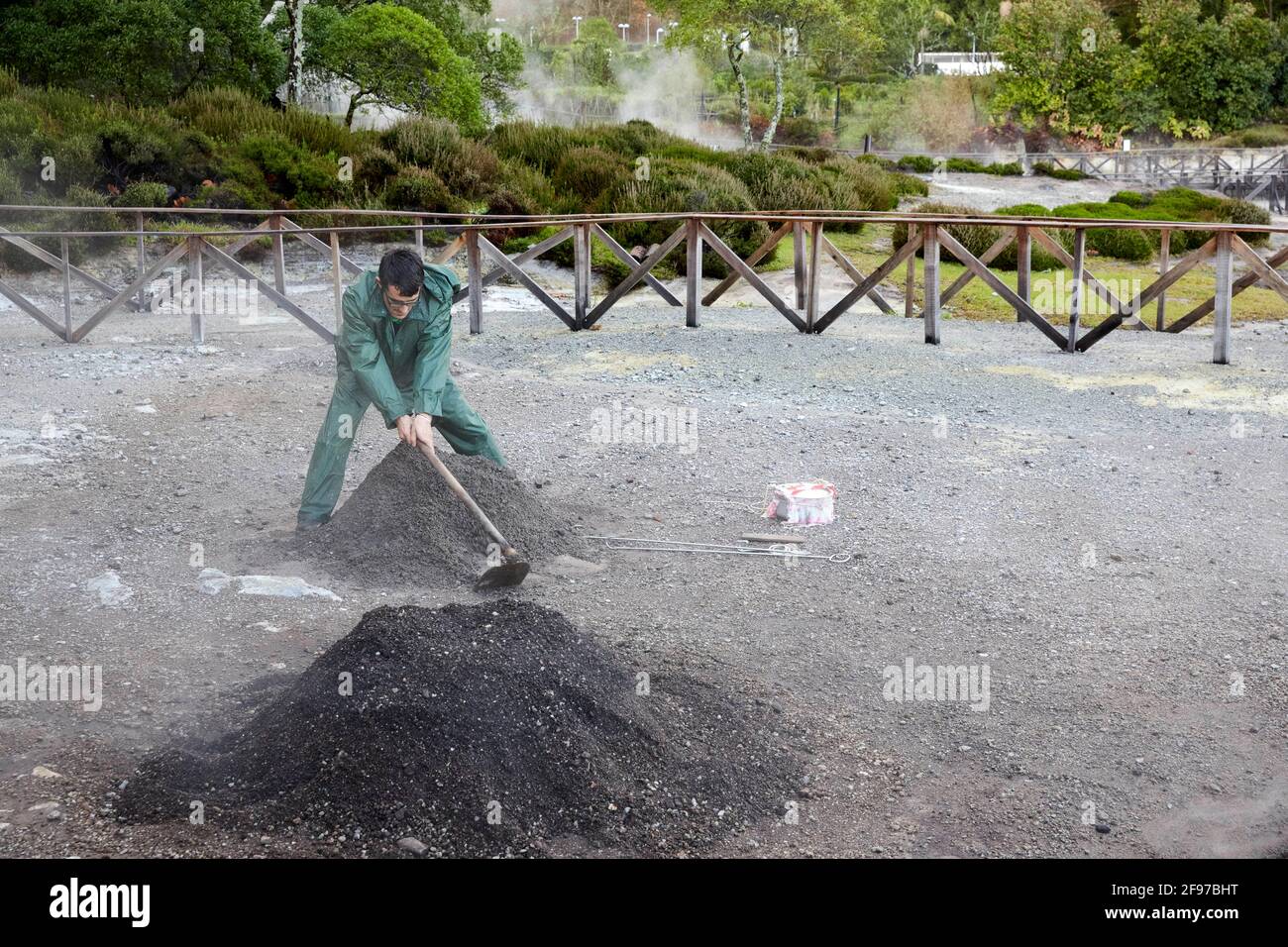 Man digging a hole hi-res stock photography and images - Alamy