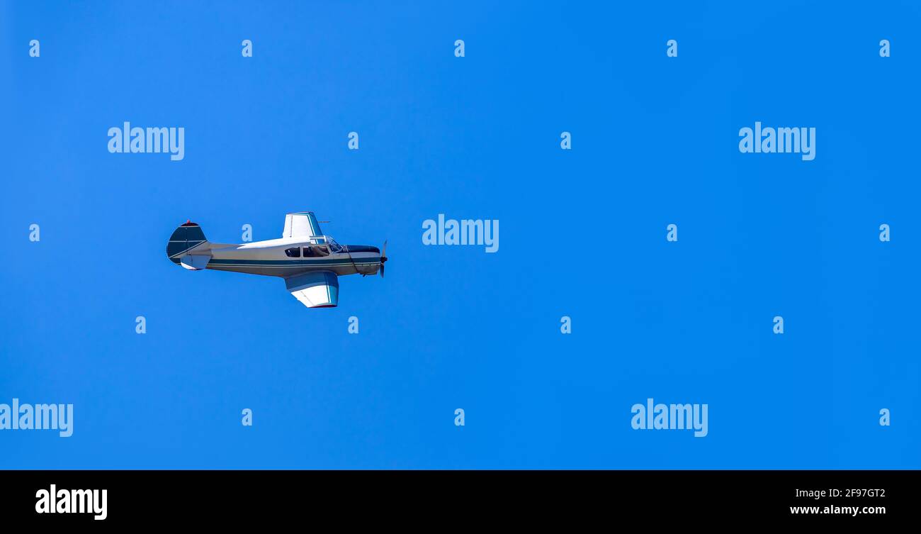 Aero plane fly banner hi-res stock photography and images - Alamy