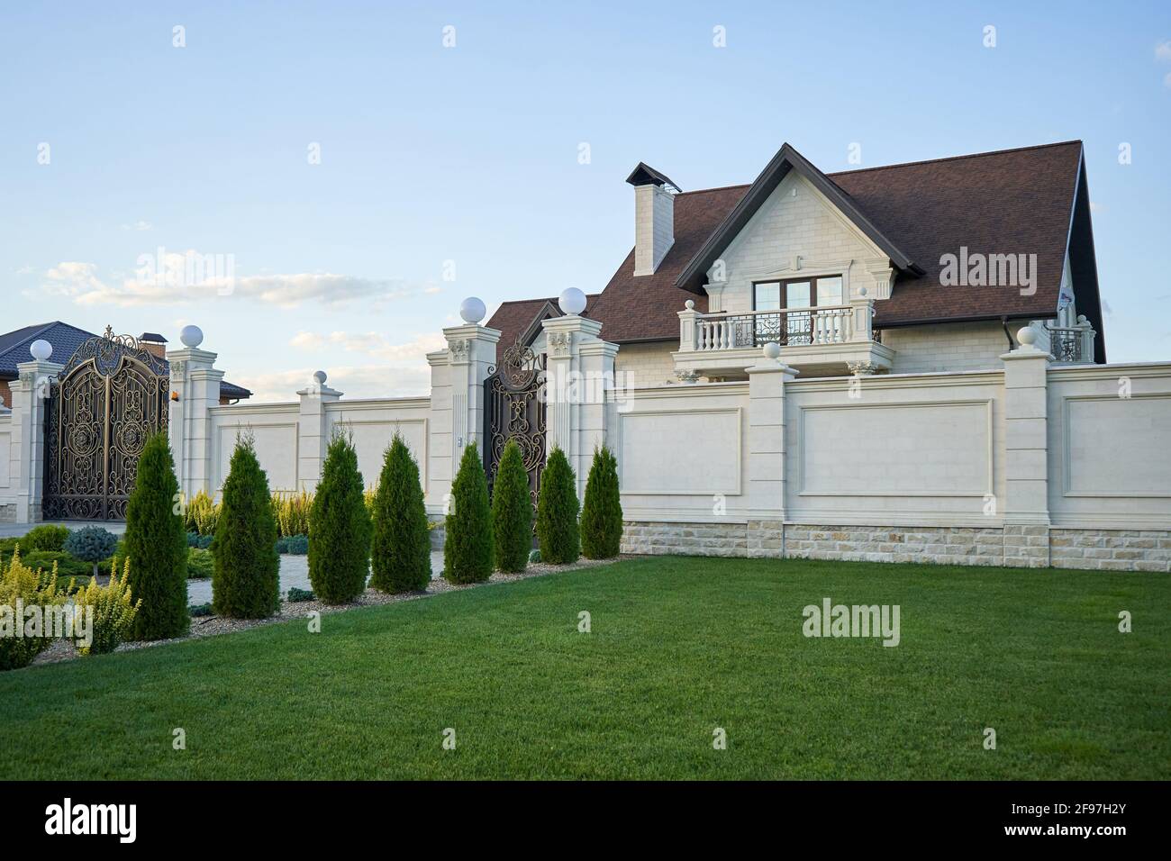Classic luxury house exterior hi-res stock photography and images - Alamy