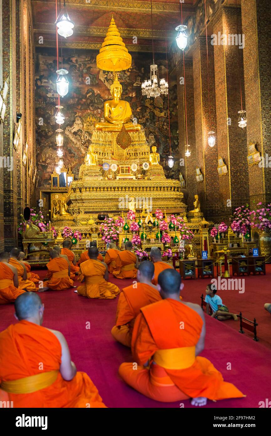 Monks in bangkok temple hi-res stock photography and images - Alamy