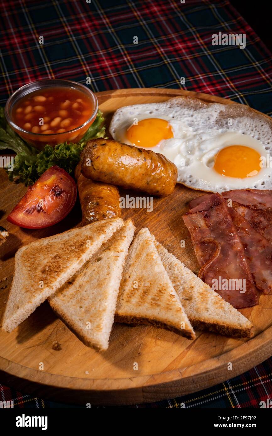 Delicious full Irish breakfast with sausages, bacon, fried eggs, toasts ...