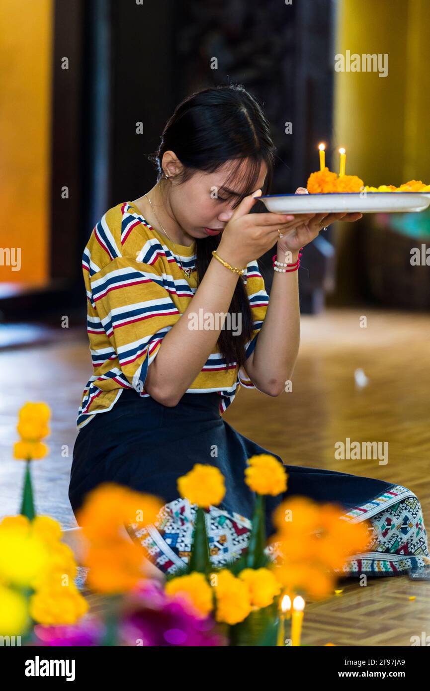 Laos, Vientiane, the temple Vat Simuang, believers, pray Stock Photo ...