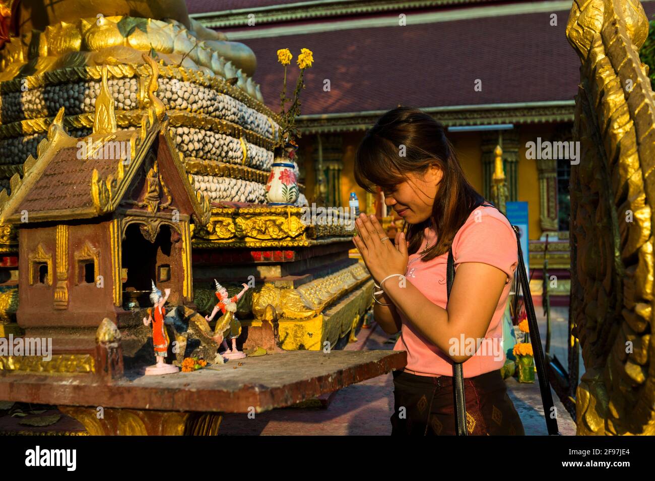 Laos, Vientiane, the temple Vat Simuang, young woman, prayer Stock ...