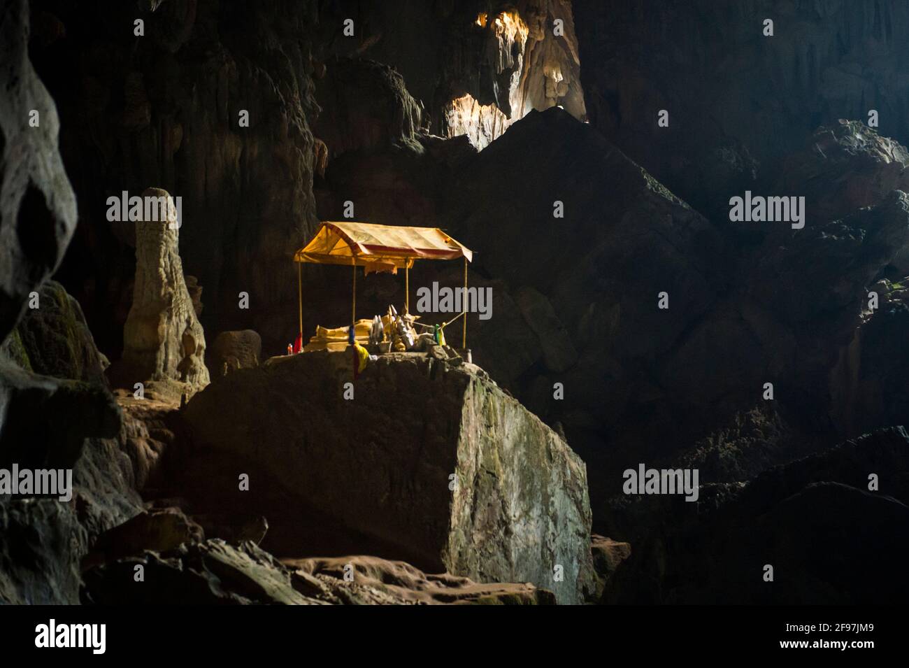 Laos, Vang Vieng, the Phou Kham cave Stock Photo - Alamy