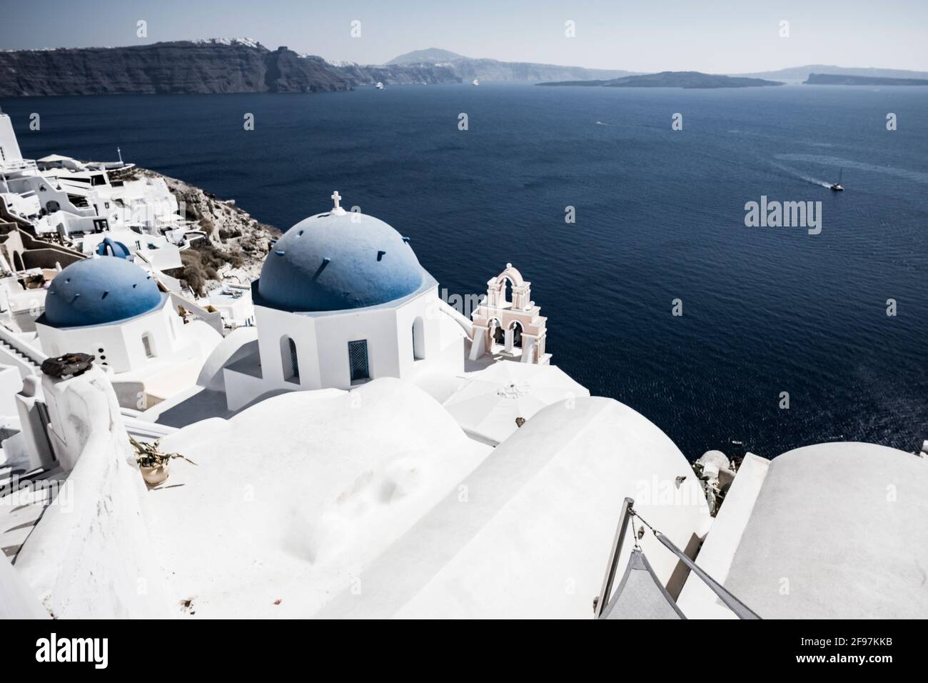 Santorini white buildings ocean hi-res stock photography and images - Alamy