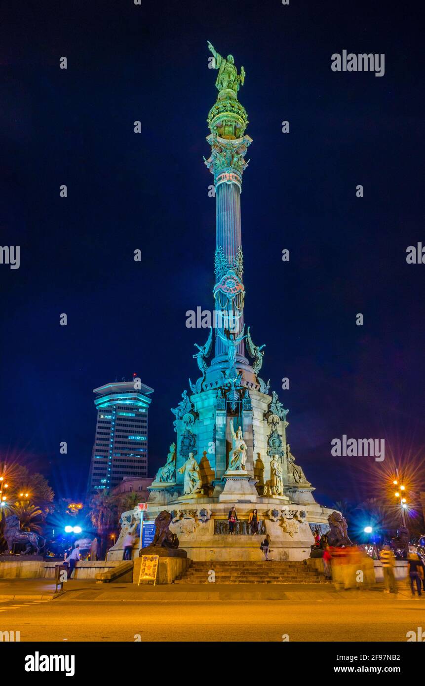 Night view of the monument a colom in Barcelona, Spain Stock Photo - Alamy