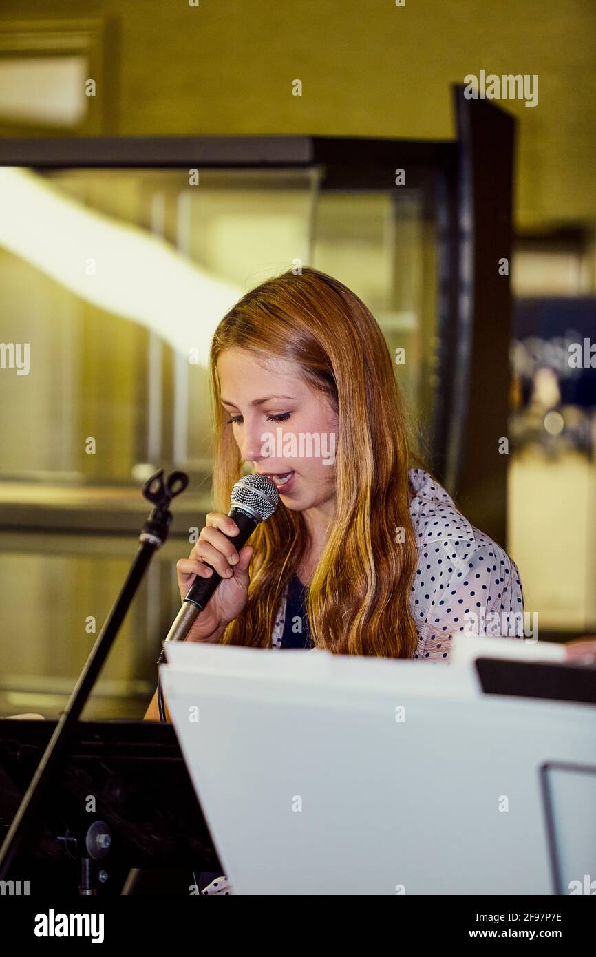 Family sing song hi-res stock photography and images - Alamy