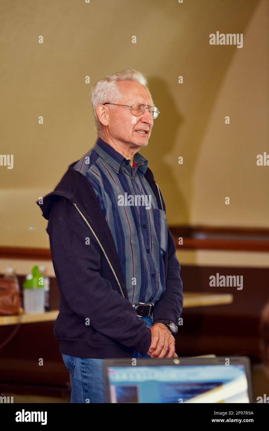 Speaking family hi-res stock photography and images - Alamy