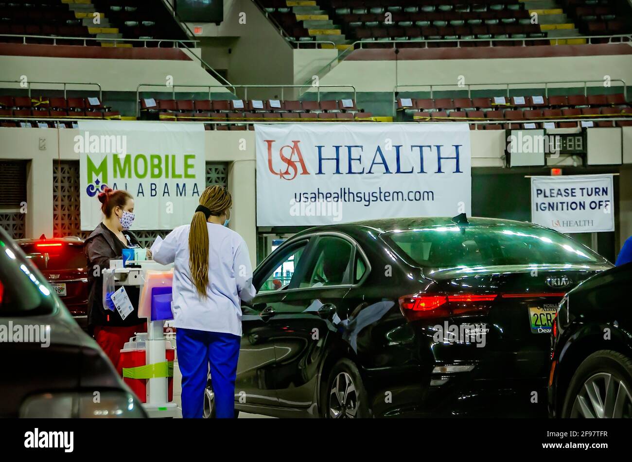 Drive thru vaccine hi-res stock photography and images - Alamy