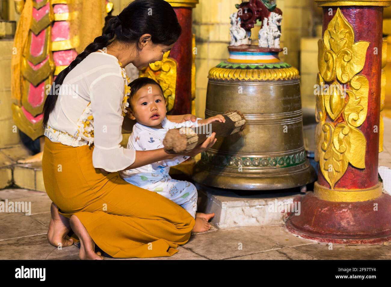 Myanmar, Yangon, the Sule Pagoda, woman, baby Stock Photo - Alamy