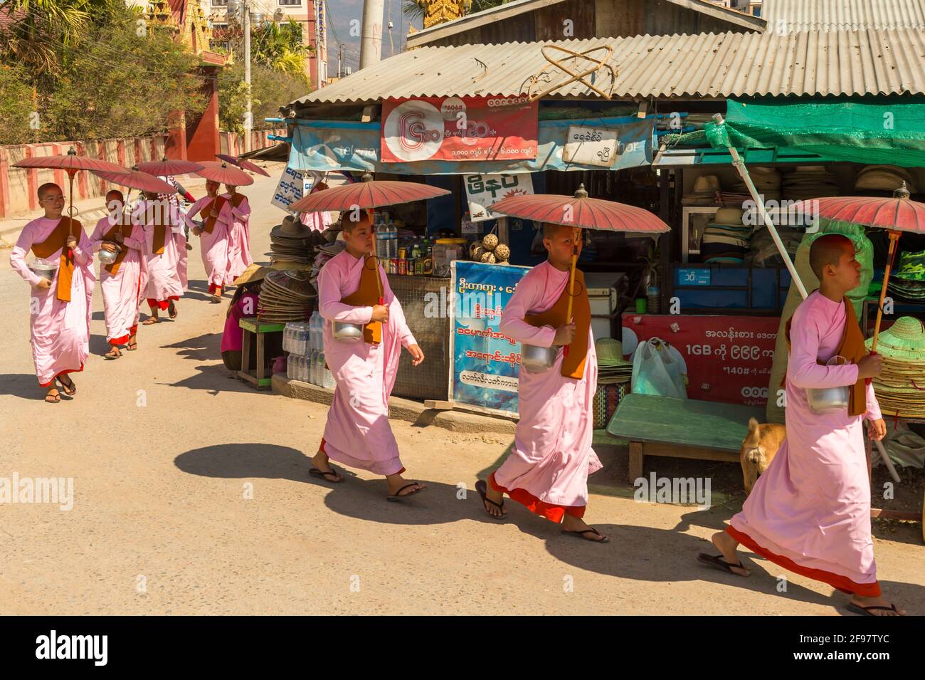 Myanmar, scenes at Inle Lake, nuns in the city of Nyaungshwe Stock ...