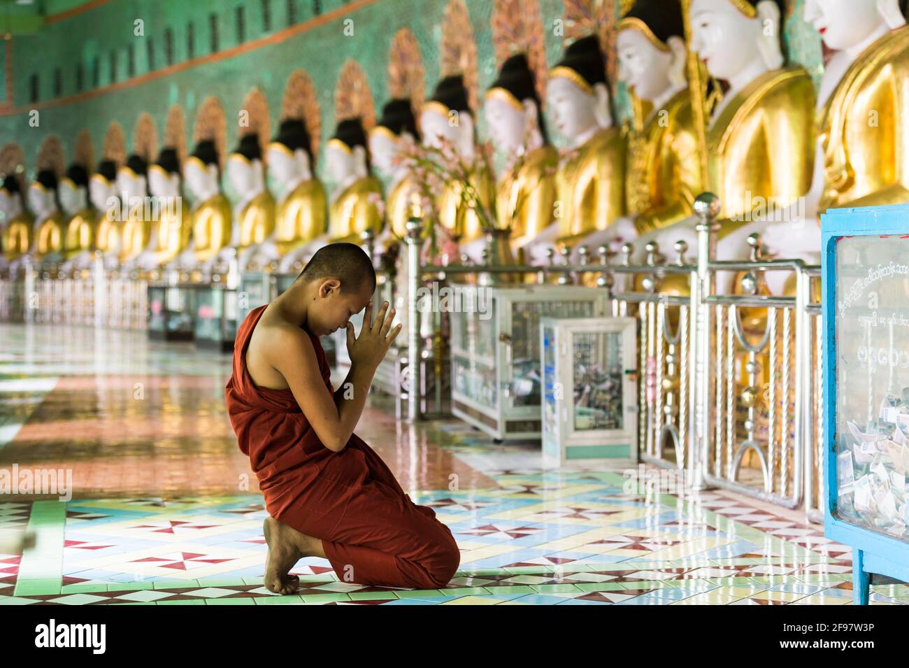Monk praying hi-res stock photography and images - Alamy