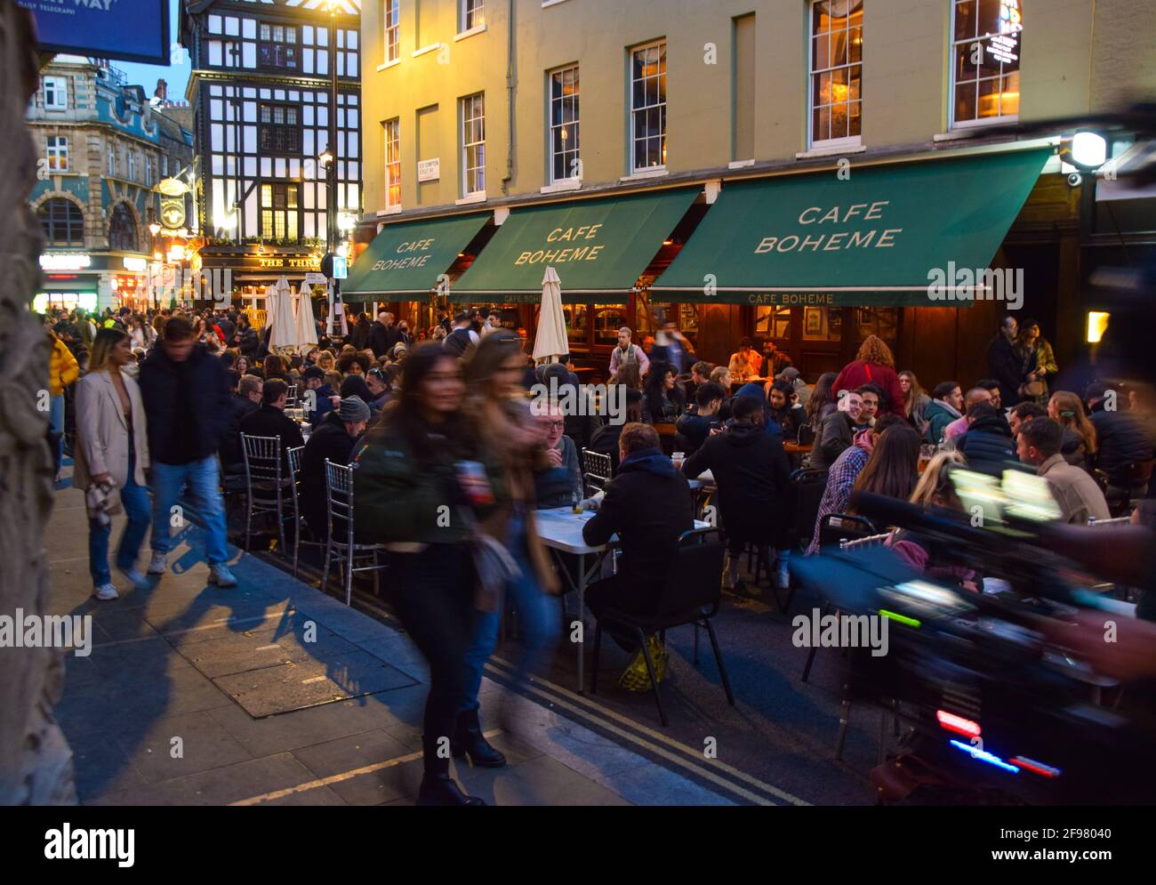 Friday night pub crowd hi-res stock photography and images - Alamy