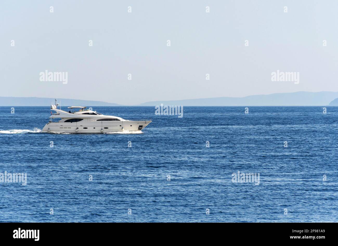 Luxury white yacht sailing hi-res stock photography and images - Alamy