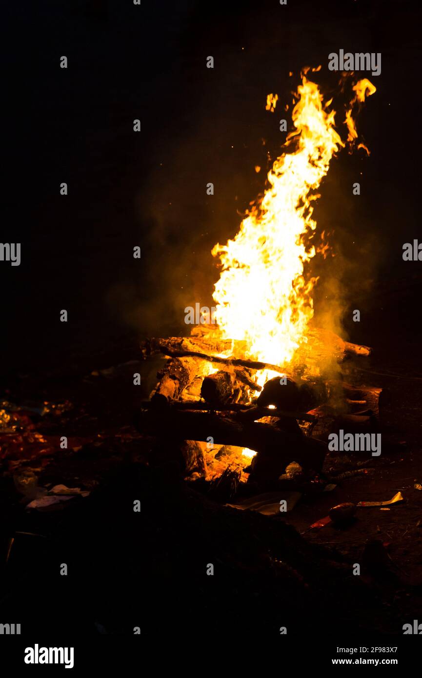 India, Varanasi, cremation ghat, fire, burial Stock Photo - Alamy