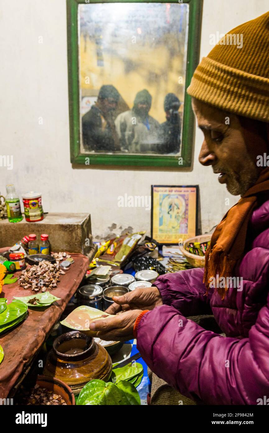 India, Varanasi, scenes in the old town, woman trader, money Stock ...