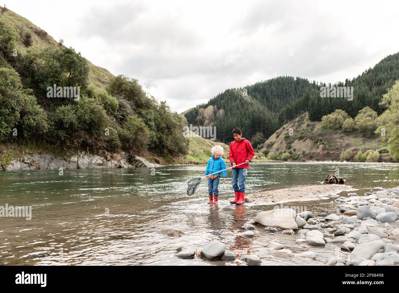 Children exploring river hi-res stock photography and images - Alamy