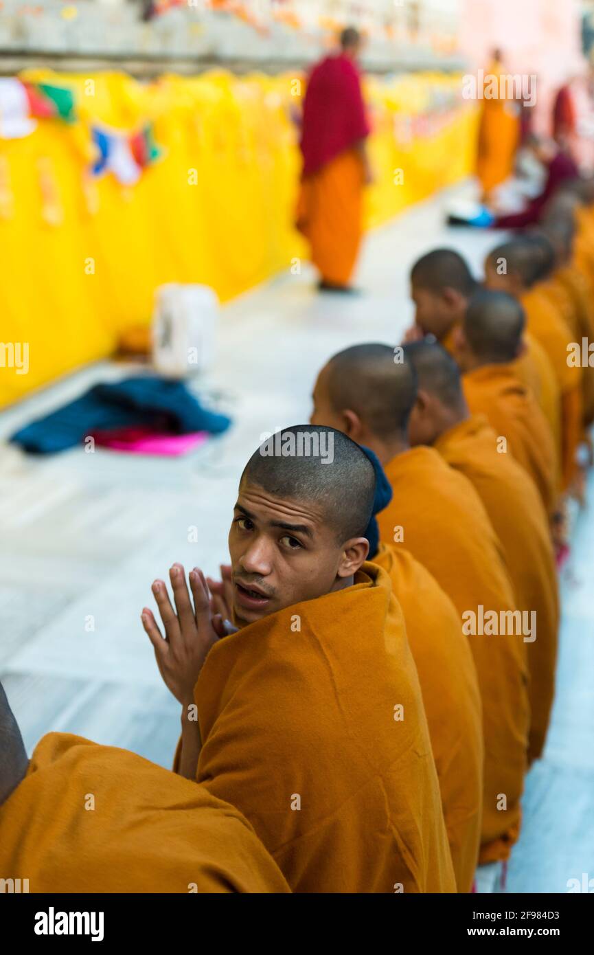 India, Bodhgaya, scenes at the Mahabodhi temple, mendicant monks Stock ...