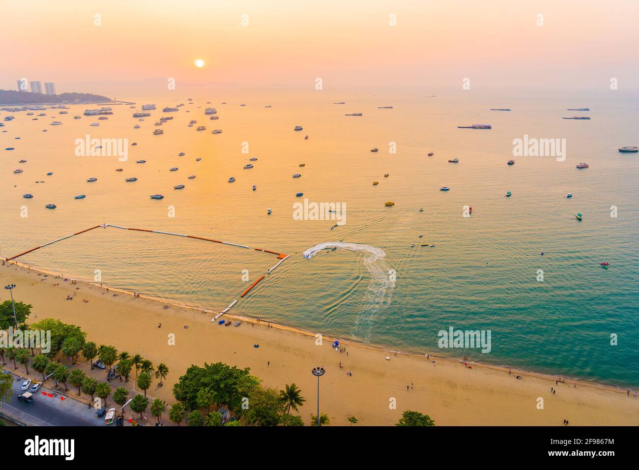 Beautiful tropical beach sea ocean bay with architecture buildin Stock ...