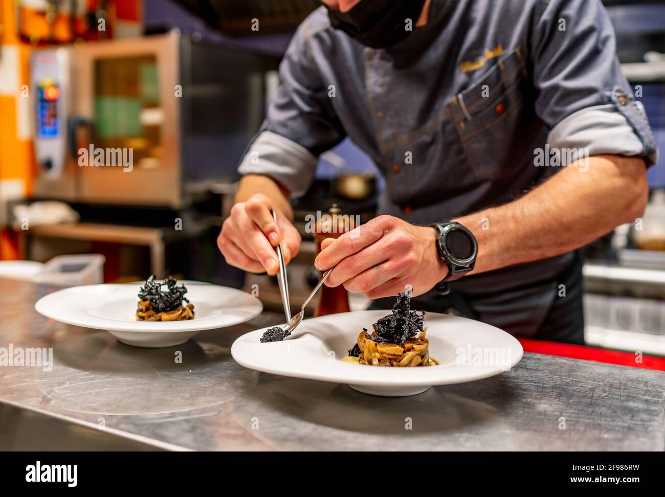 kitchen chef decorating a plate from his menu Stock Photo - Alamy