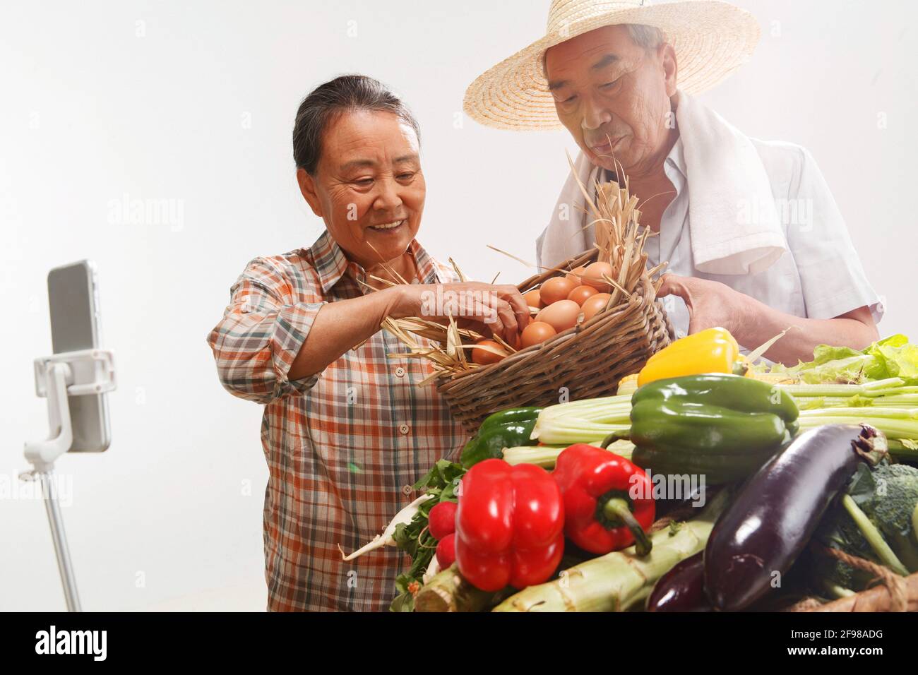 Farmers live online sales of agricultural products Stock Photo - Alamy
