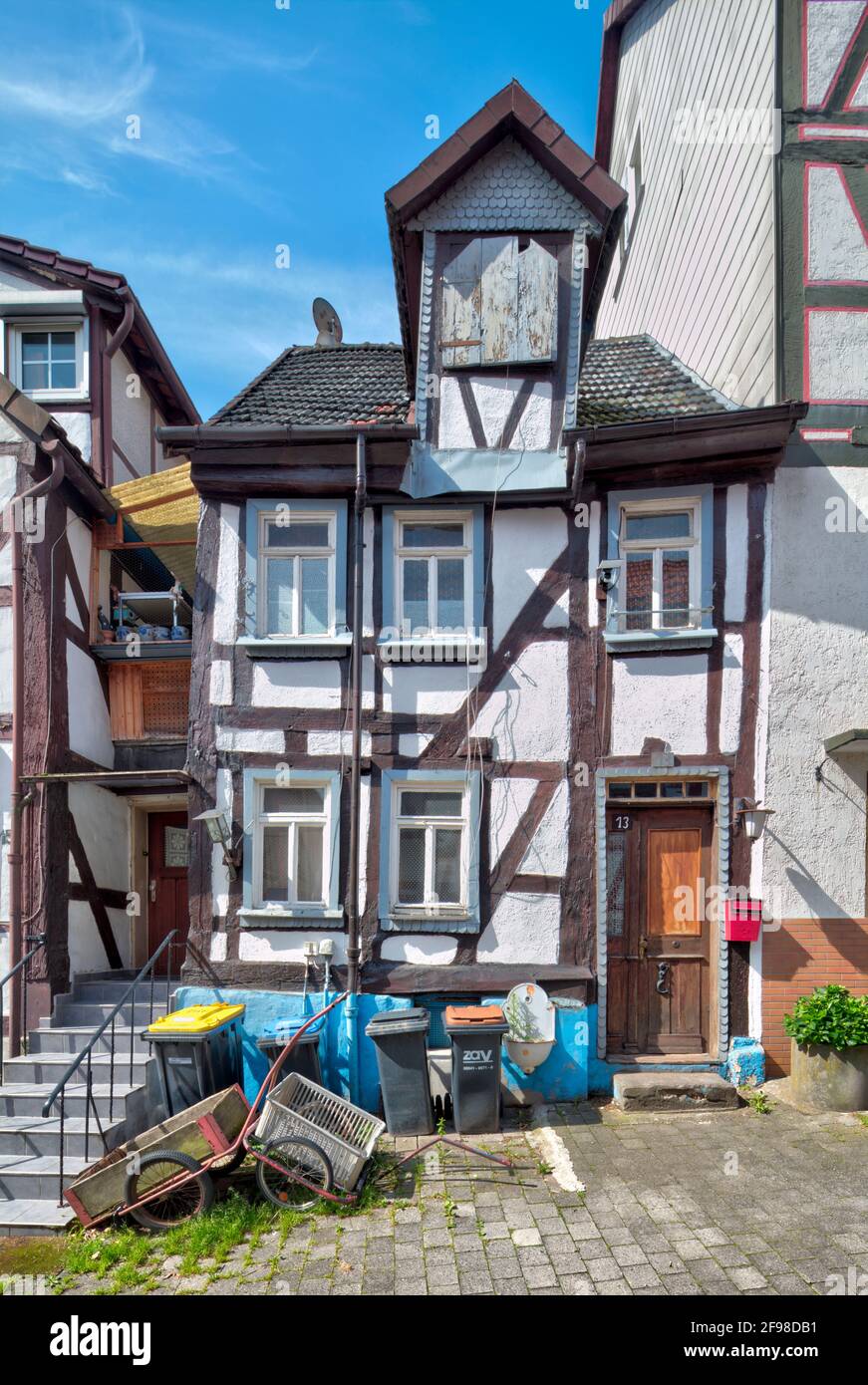 Garbage cans house hi-res stock photography and images - Alamy