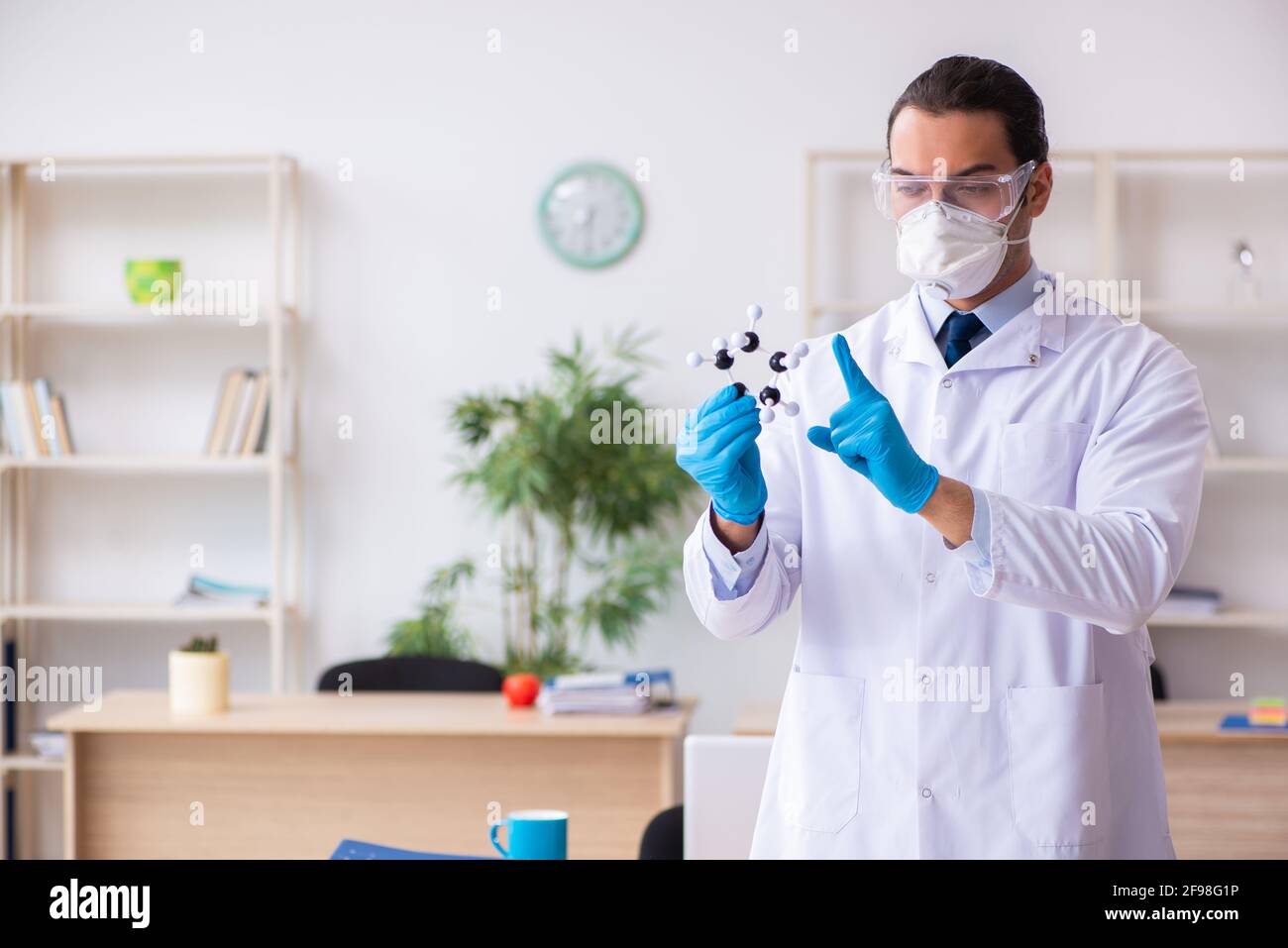 Molecular virologist hi-res stock photography and images - Alamy