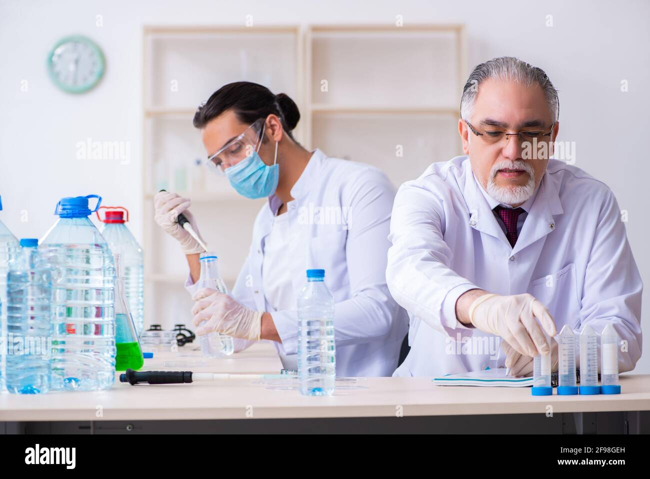The two chemists working in the lab Stock Photo - Alamy