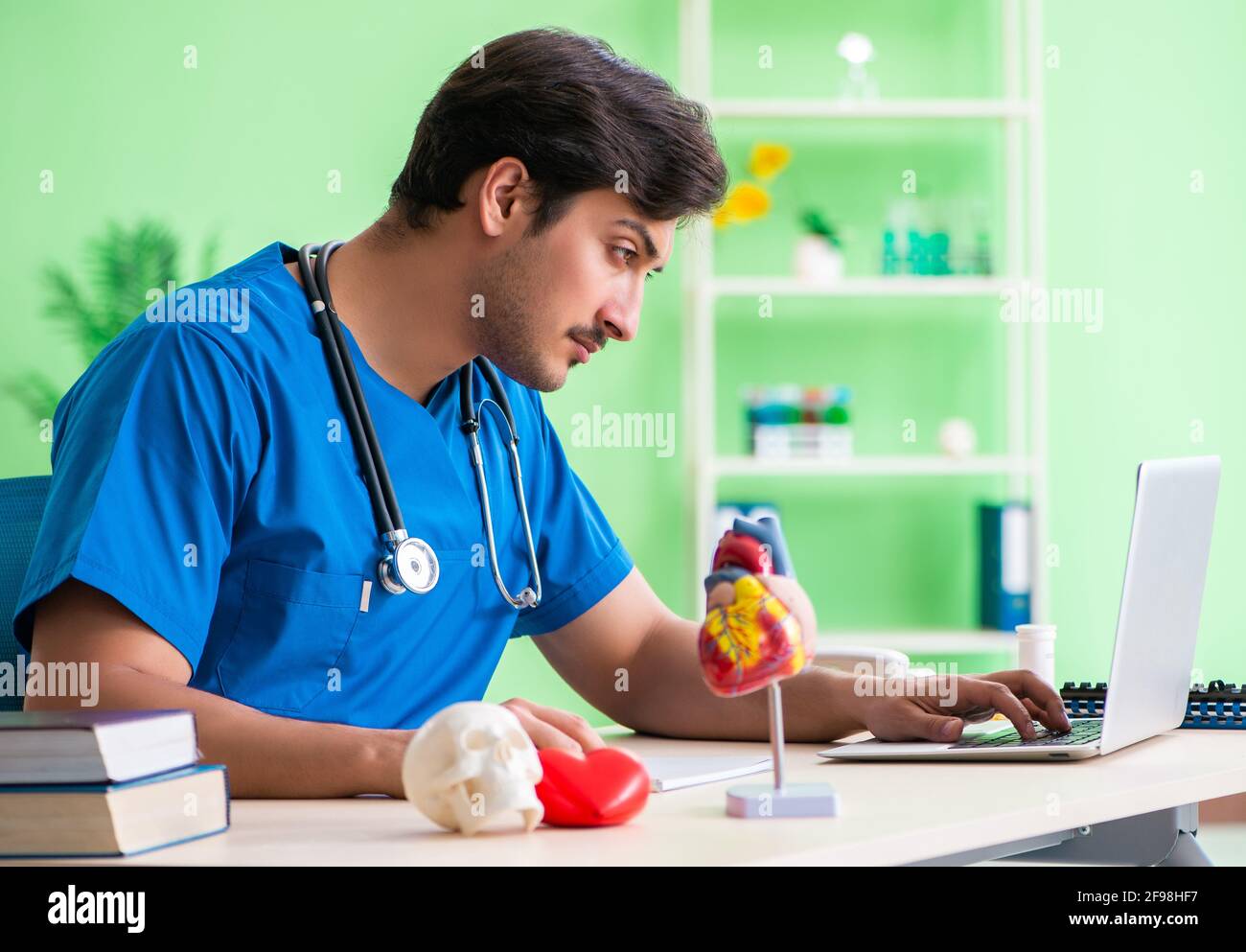 The doctor student explaining heart problems Stock Photo - Alamy