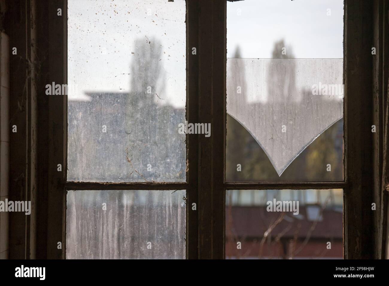 Broken picture frame hi-res stock photography and images - Alamy