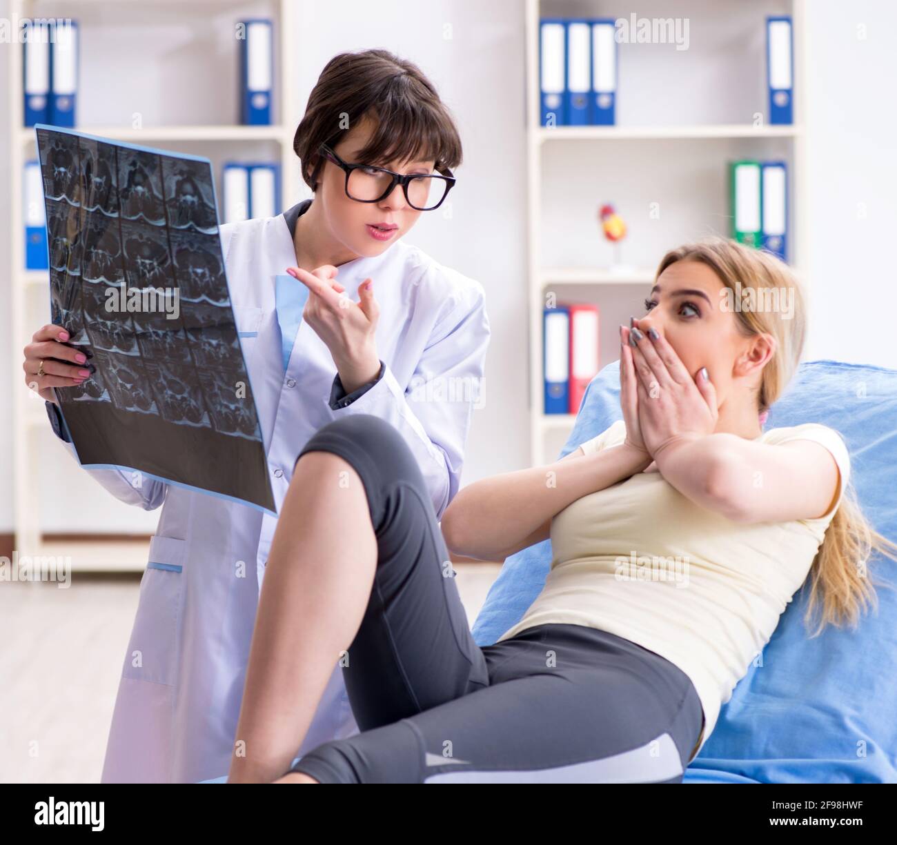 The doctor explaining x-ray scan during consultation Stock Photo - Alamy