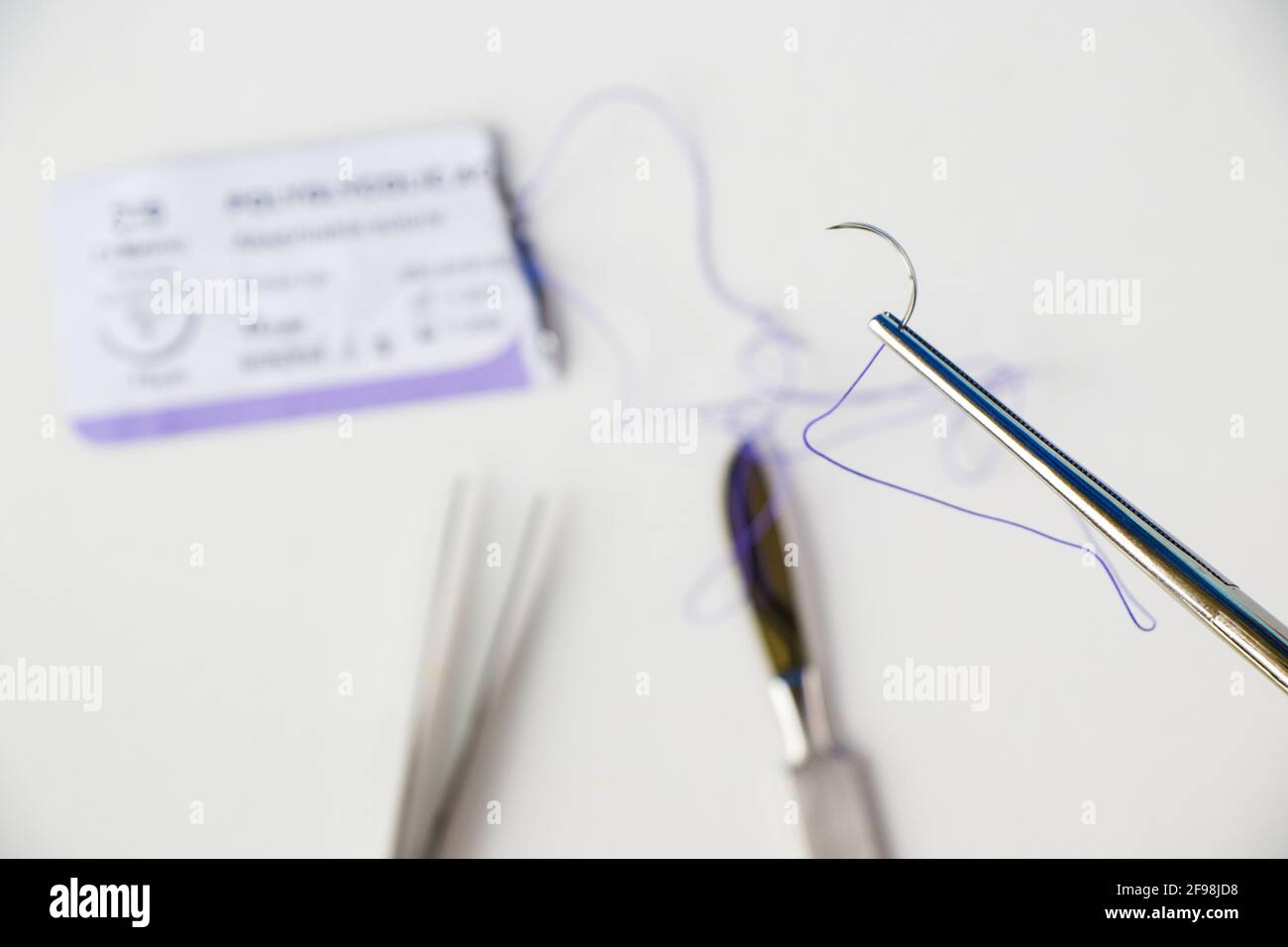Selective focus of a surgical needle and thread with a dissection kit ...