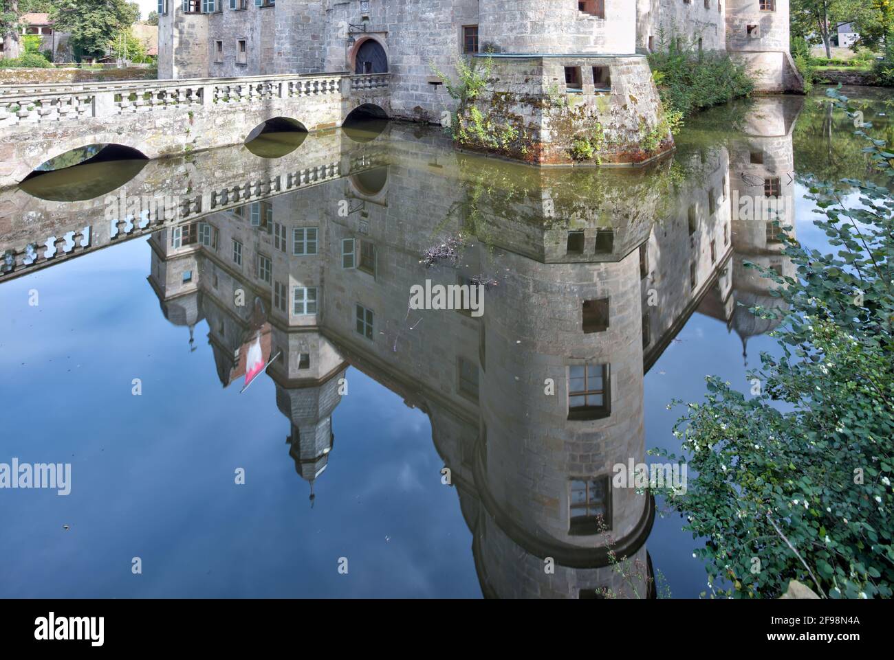 Moated castle Mitwitz, moat, mirroring, renaissance, palace complex ...