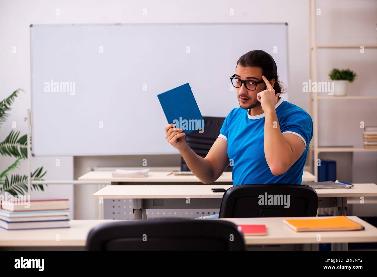 Teenager presenting in class hi-res stock photography and images - Alamy