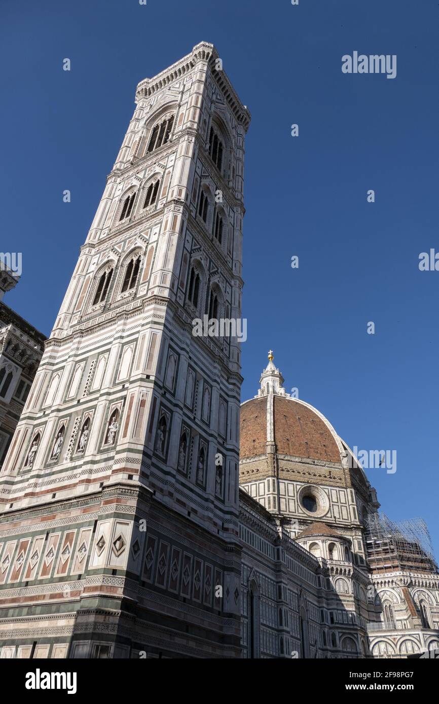 Vertical shot of the details of the Cathedral of Santa Maria del Fiore ...
