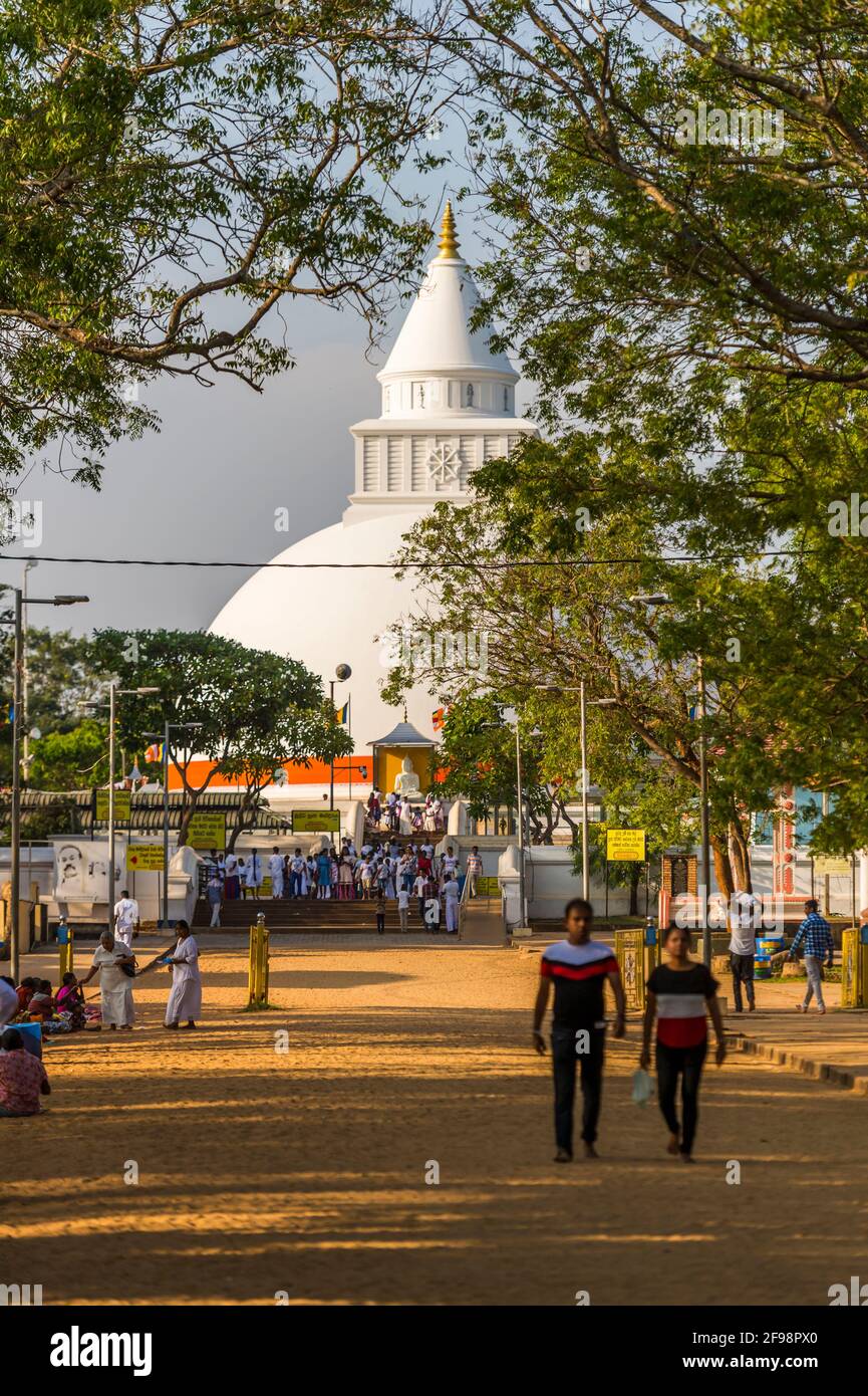 Sri Lanka, Kataragama, temple Kataragama, visitor Stock Photo - Alamy