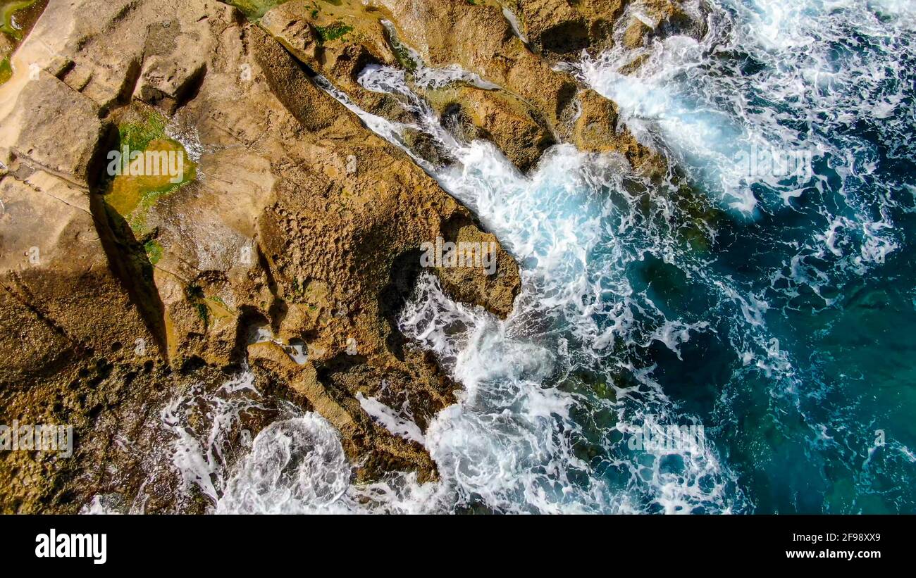 Ocean waves hitting rocks hi-res stock photography and images - Alamy