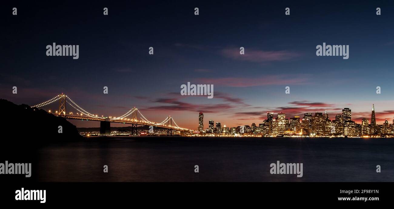 Golden Gate Bridge and San Francisco city skyline at night, USA Stock ...