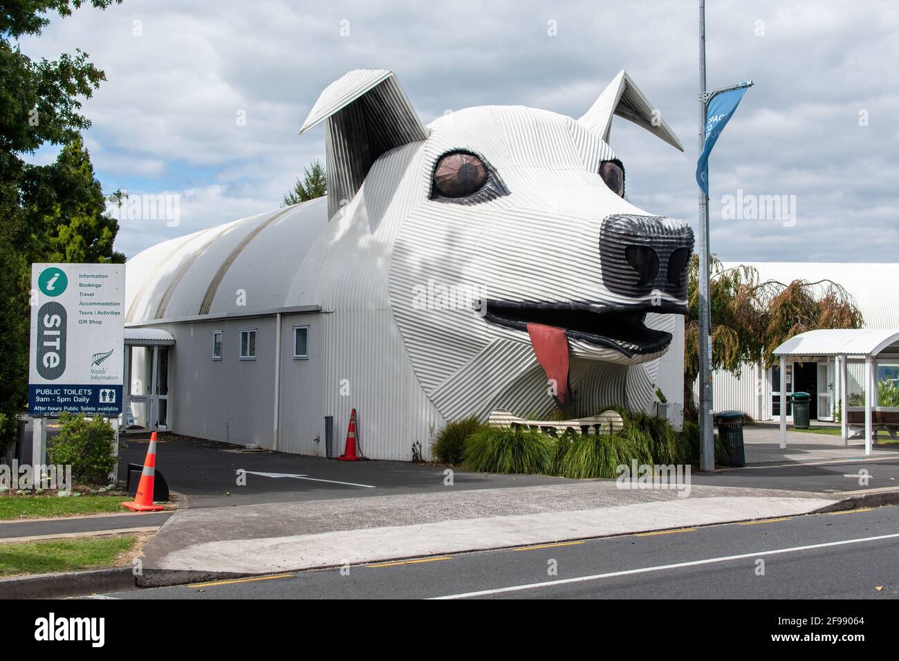 Corrugated iron dog hi-res stock photography and images - Alamy