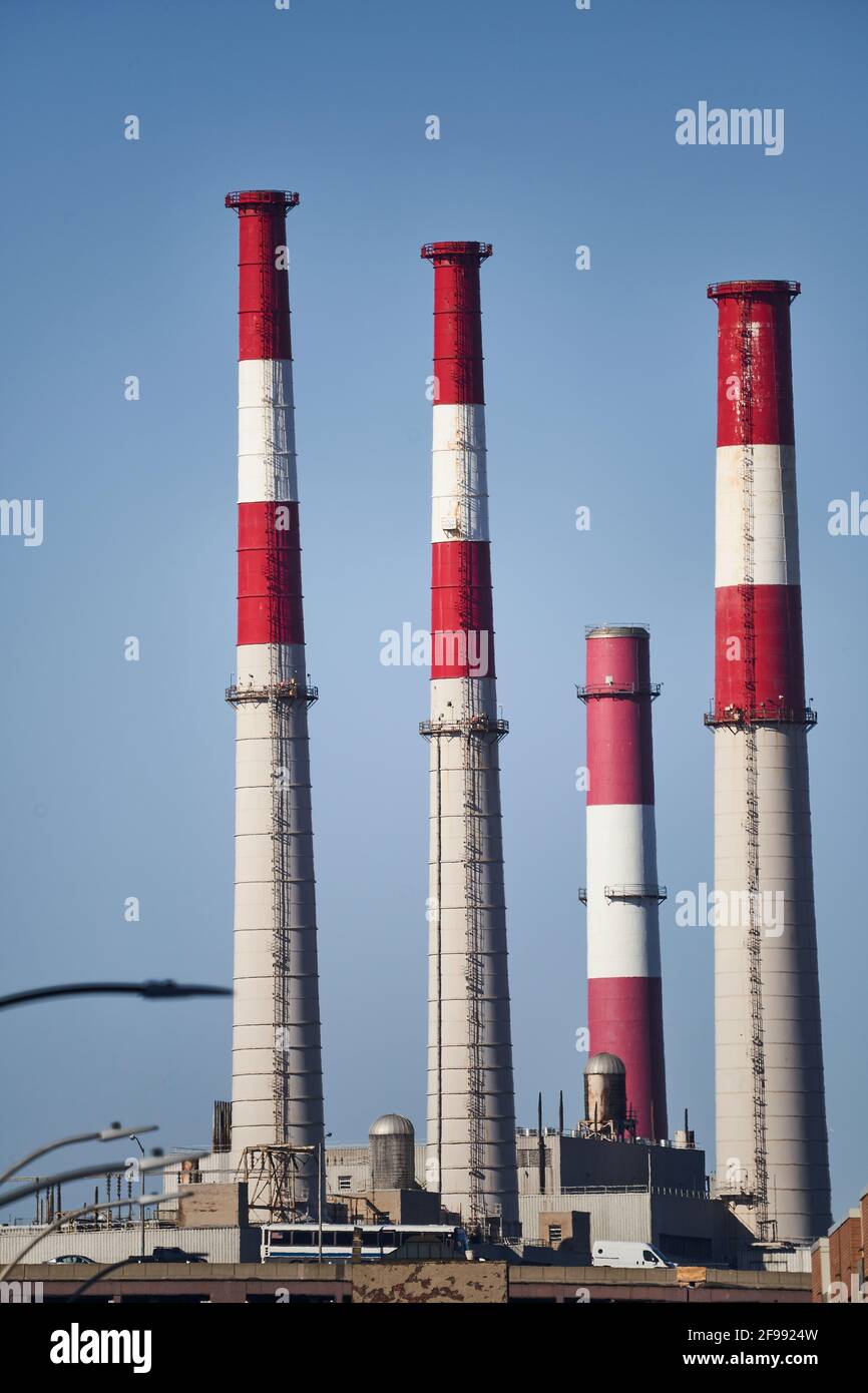 Con Edison Ravenswood Generating Station Chimney Stock Photo - Alamy