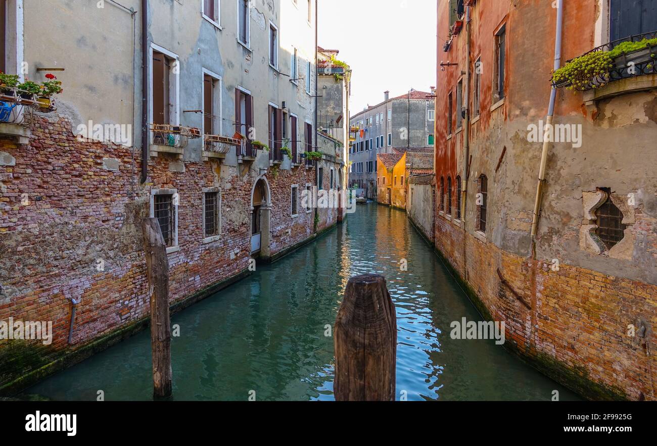 Small and narrow canals in Venice Stock Photo - Alamy