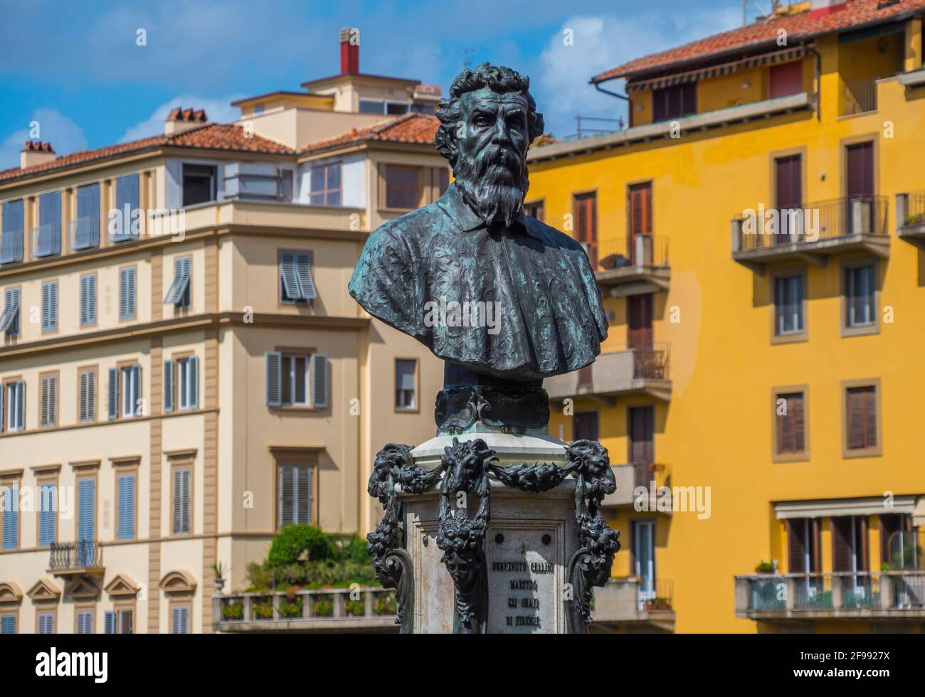Statue of Benvenuto Cellini on Ponte Vecchio Bridge in Venice - Tuscany ...