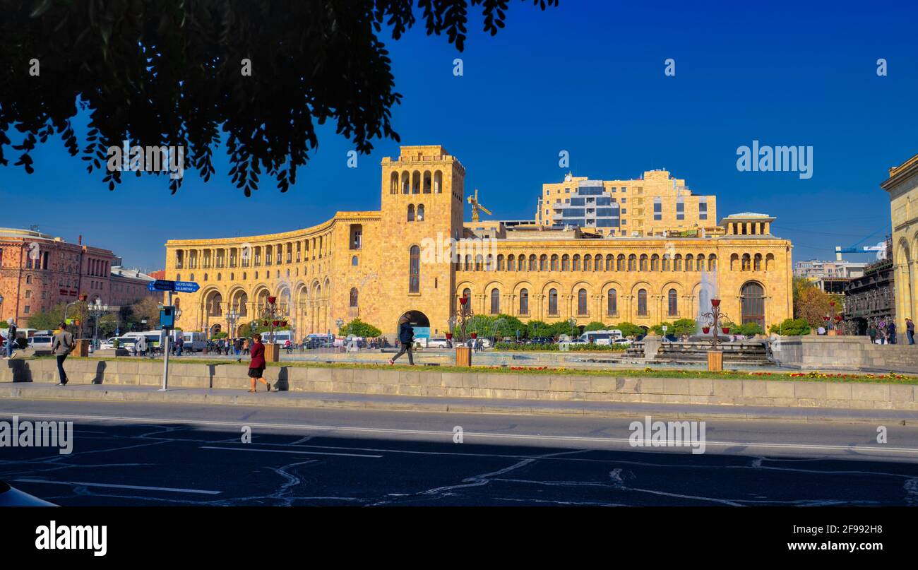 Trapezoid architecture hi-res stock photography and images - Alamy