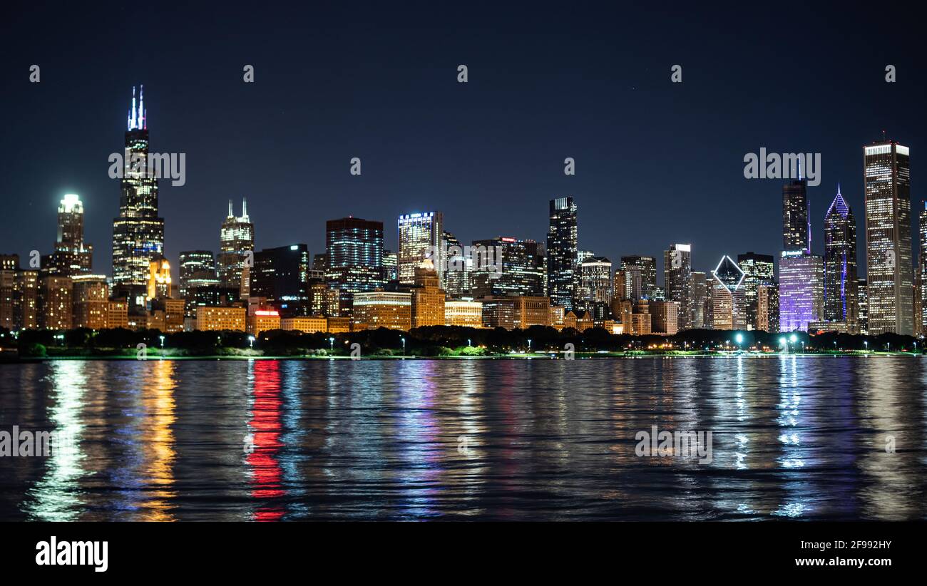 Chicago by night amazing skyline chicago hi-res stock photography and ...